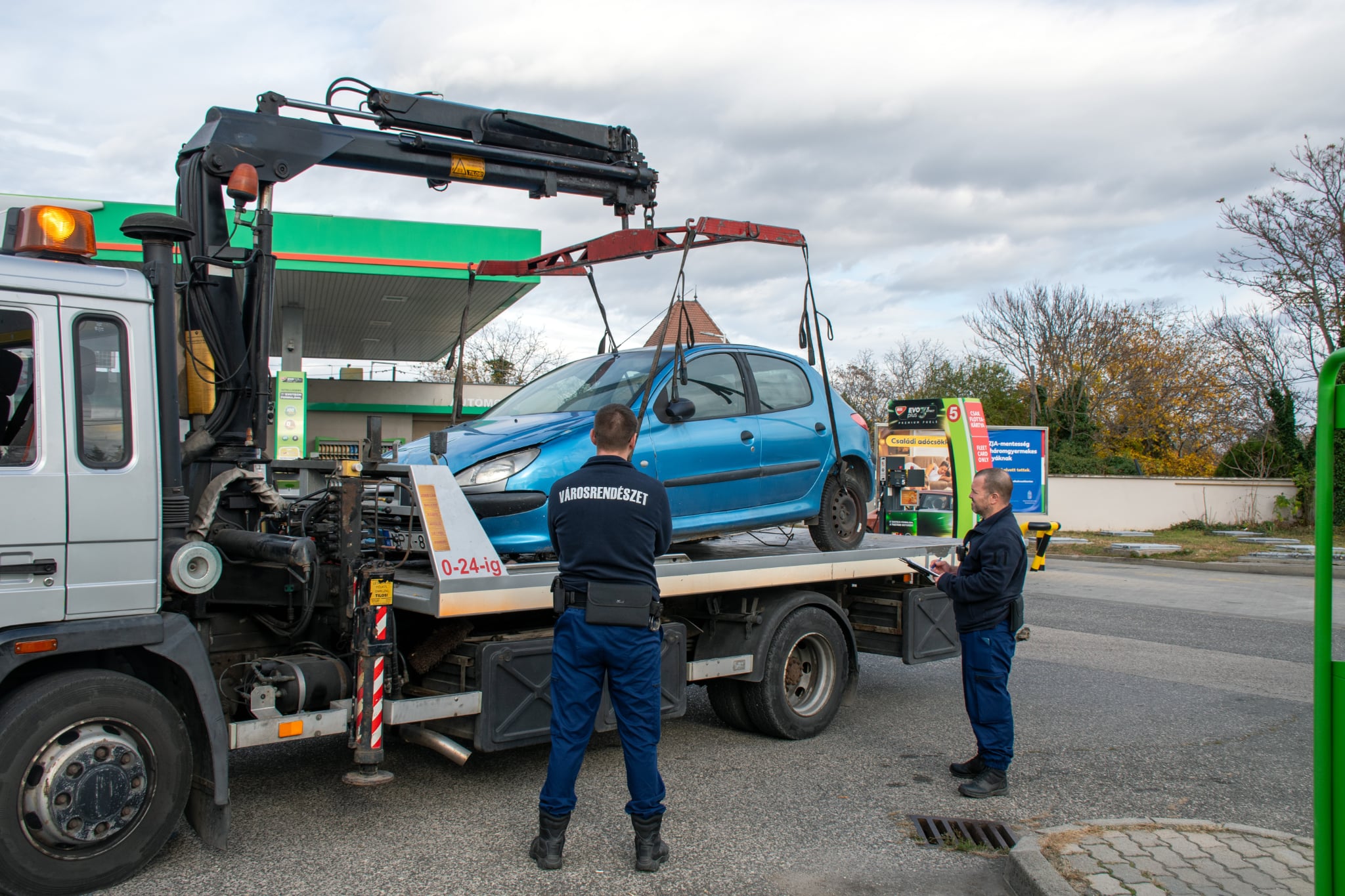 Személyautókat szállított el közterületről a Városrendészet - Diósd ...